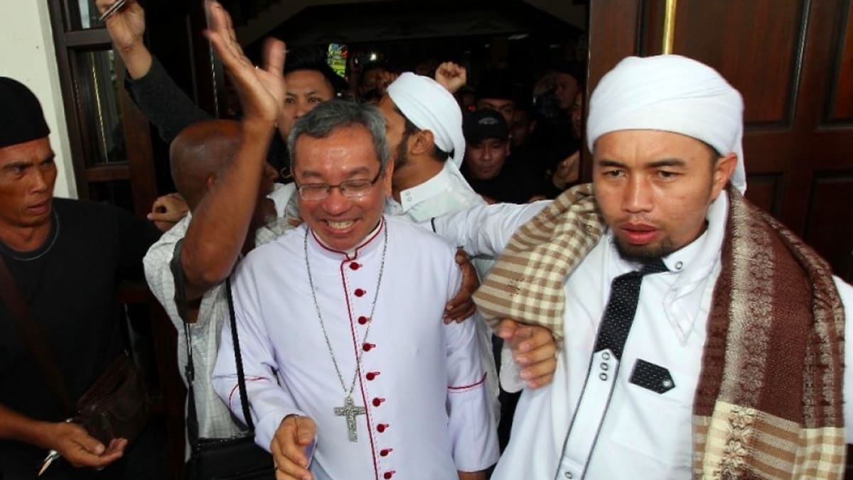 Muslims guard bishop heckled by zealous youths at Kuching court complex ...