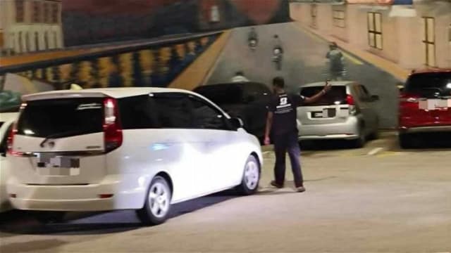 在马六甲旅游区非法收停车费 五男女被逮捕 - 8world