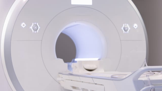 美国女子接受MRI扫描 身上藏枪触发走火射伤自己 - 8world