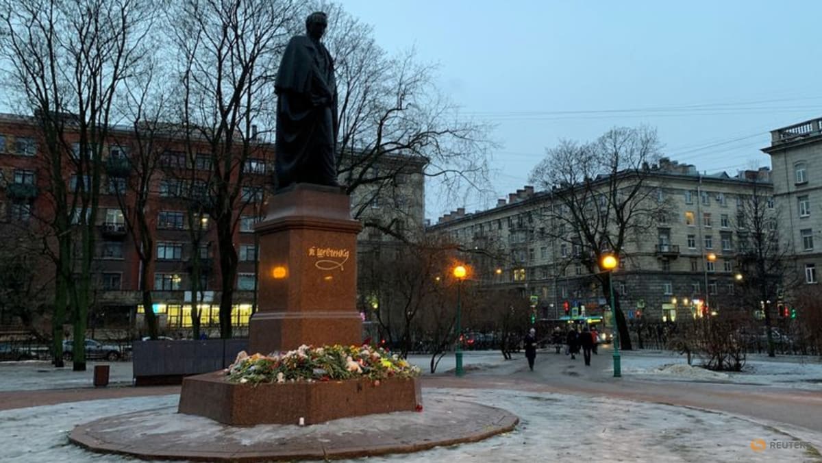 Russians lay flowers at improvised memorials to commemorate Dnipro dead ...