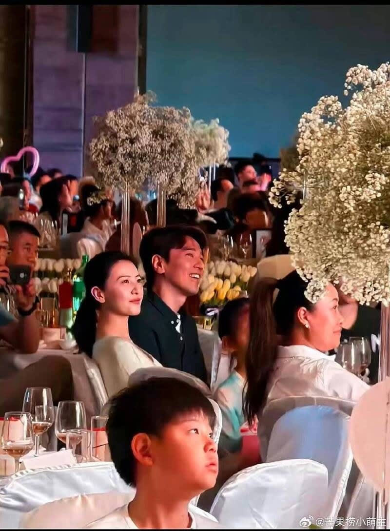 Mark Chao & Gao Yuanyuan, Who Have Been Married For 10 Years, Are Still As Loving As Ever - 8days