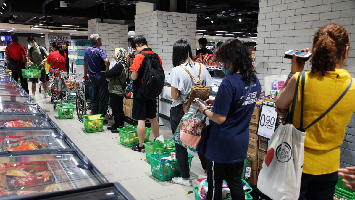 Long queues at supermarkets after announcement of ‘circuit breakers’ to ...
