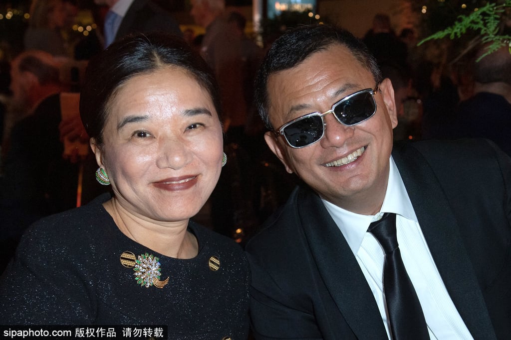 Wong Kar Wai Seen Counting Huge Stack Of Cash At Cafe By Netizen Who ...