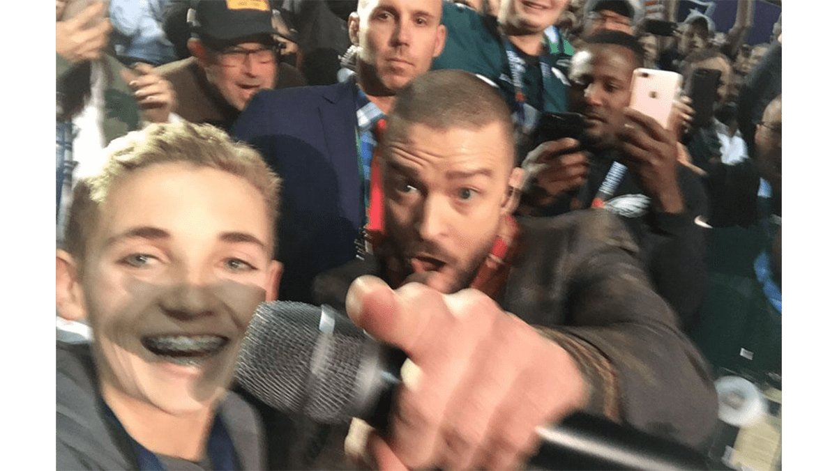 Justin Timberlake snaps Super Bowl selfie with fan - 8days
