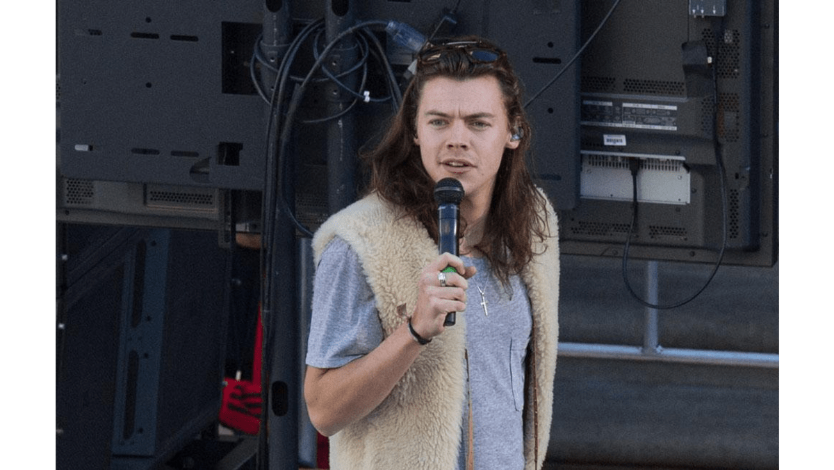 Harry Styles faces 'tight race' to top the charts - 8days