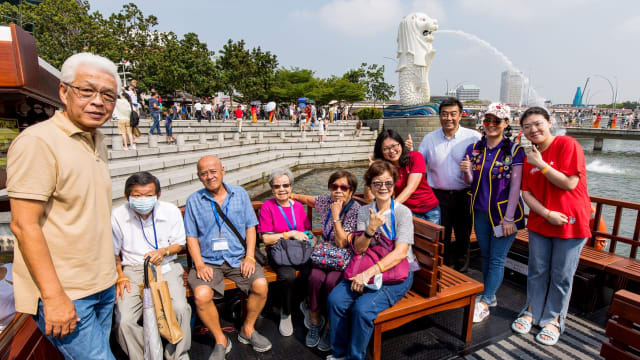 400多名年长者及家人在义工陪同下畅游新加坡河 - 8world