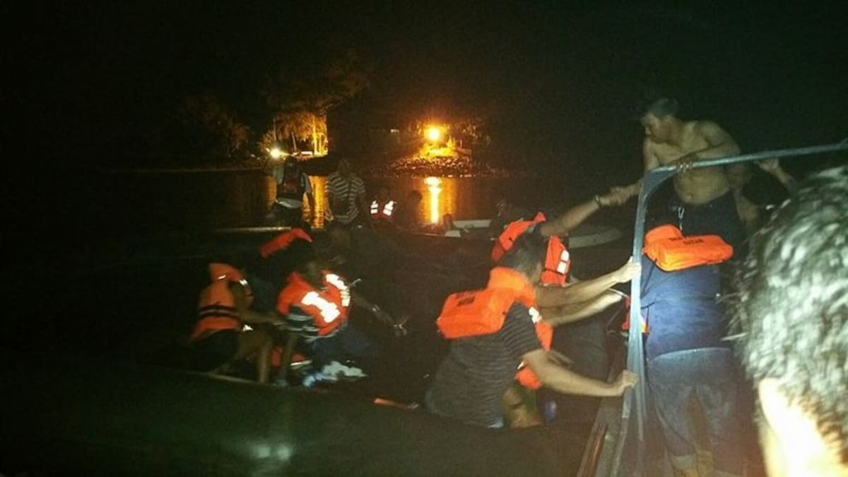 Feri Batam langgar objek terapung, hampir 100 diselamatkan - BERITA ... Feri Batam langgar objek terapung, hampir 100 diselamatkan - BERITA ...