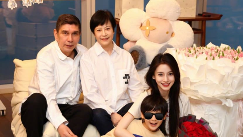 Angelababy’s Birthday Pic With Family Has Netizens Doubting If She's ...