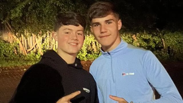 英国两名少年不顾火车快到站 跃下铁轨救轻生男 - 8world