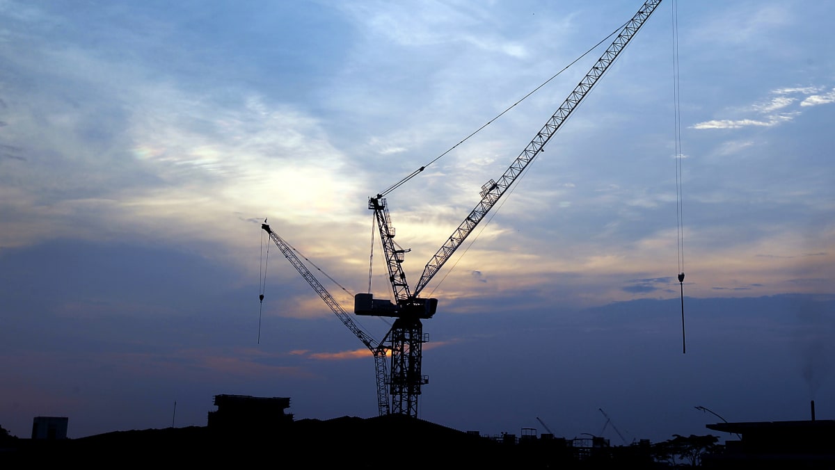 MOM takes 79 firms to task for unsafe crane operations - TODAY