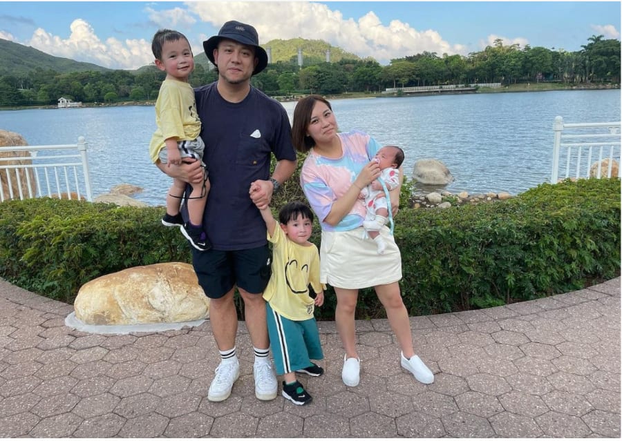 Scandal-Plagued HK Singer Steven Cheung Now Works At A Snack Shop - 8days