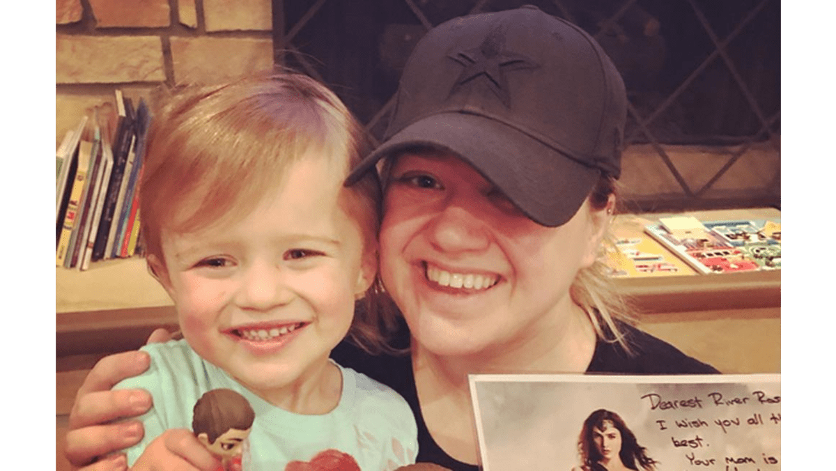 Kelly Clarkson's daughter receives Wonder Woman from Gal Gadot - 8days