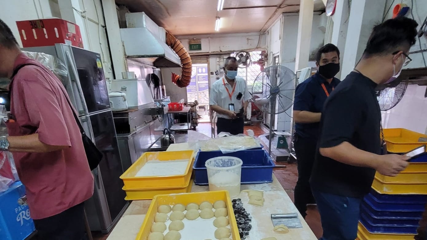 因违反多项食品安全条规 食品商被罚4000元 - 8world