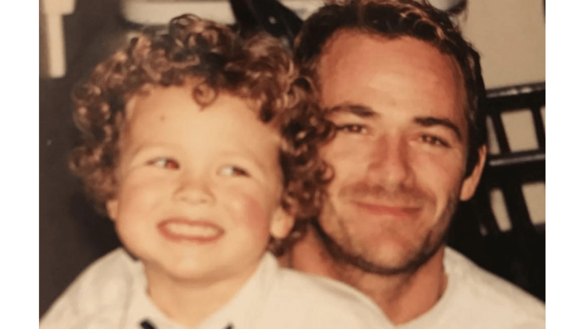 Luke Perry's son breaks silence on father's death - 8days