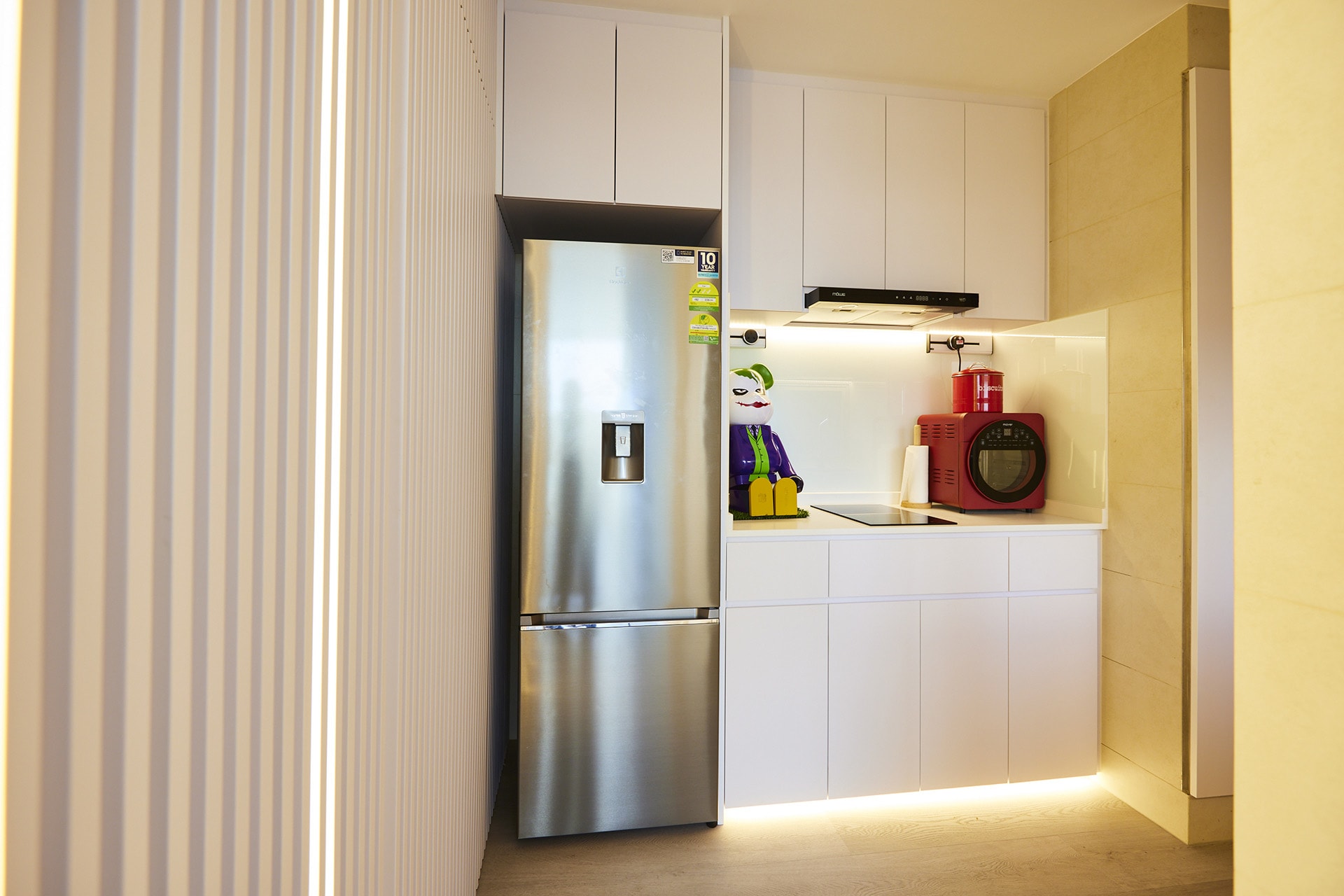 Comedian Jaspers Lai Has A See-Through Bathroom In His East Coast Condo ...