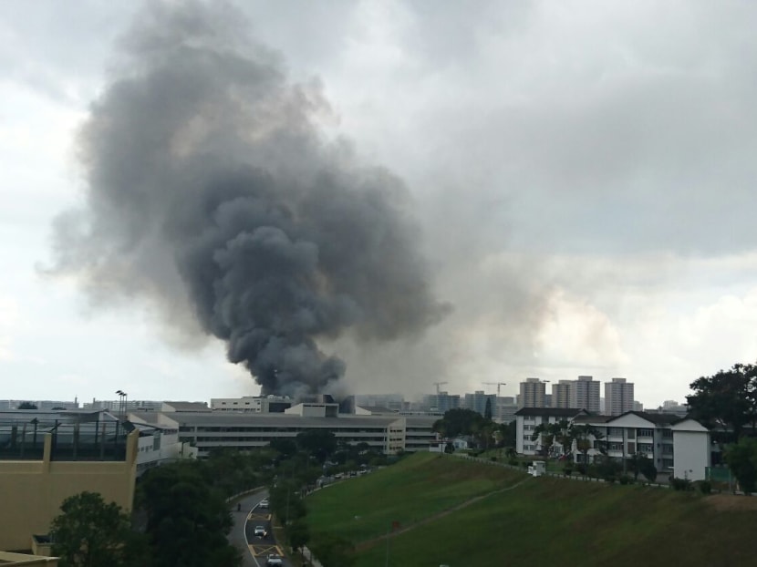 Huge fire breaks out at CK Building in Tampines - TODAY