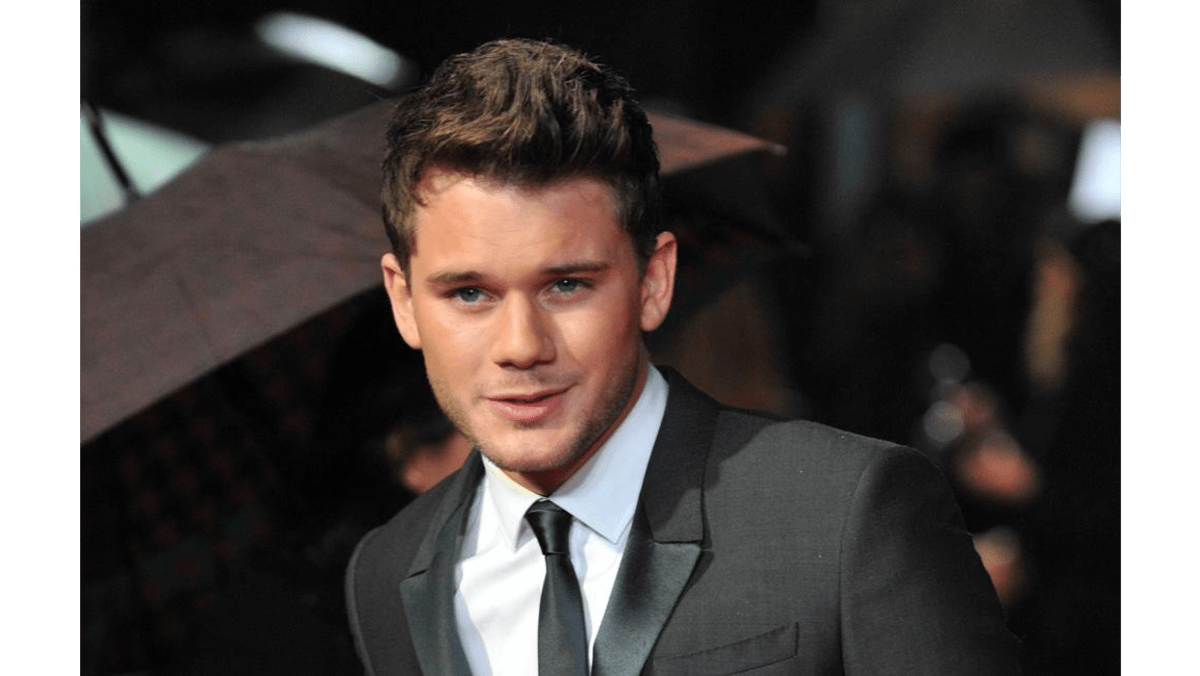 Jeremy Irvine feeling nervous about playing a young Pierce Brosnan - 8days Jeremy Irvine feeling nervous about playing a young Pierce Brosnan - 8days