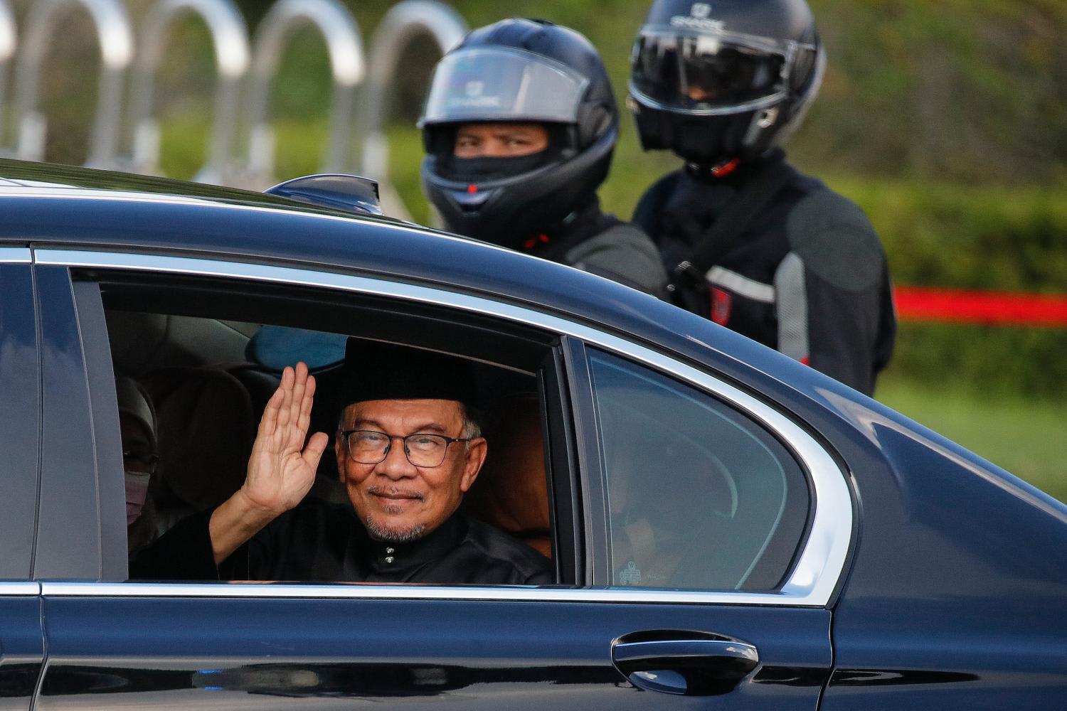 Anwar sends Muhyiddin legal letter over claim of S$4.6m pay as Selangor ...