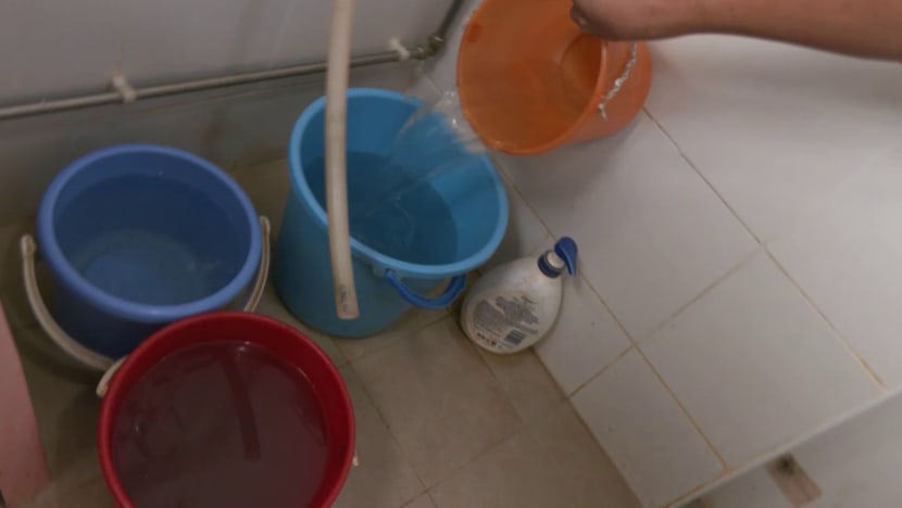 This 4-Room Flat’s Kitchen Is A Danger Zone — Cabinets Are Falling ...