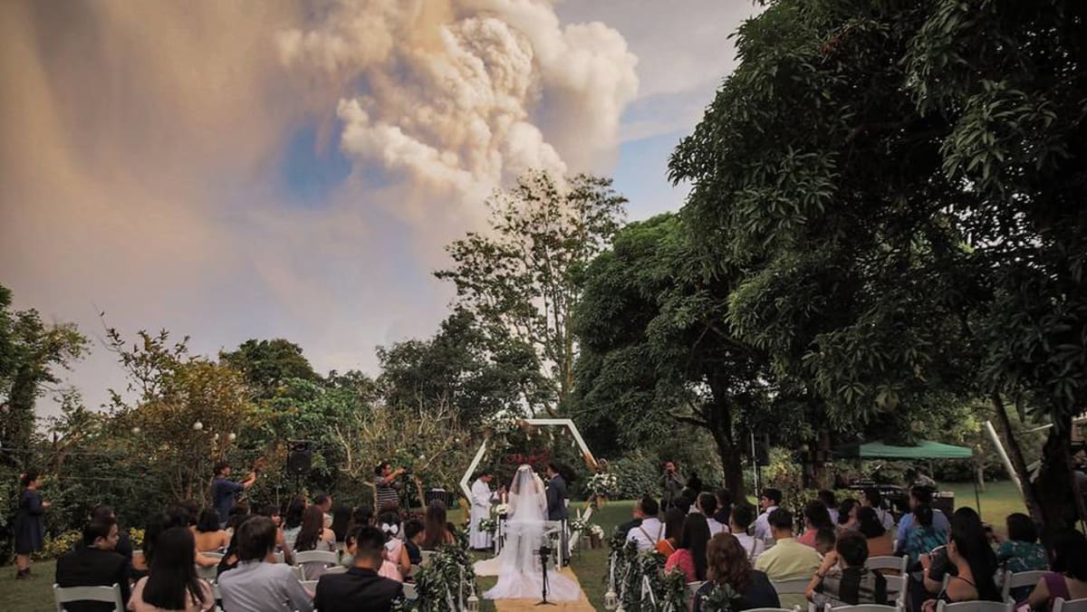 Filipino couple hold wedding amid 'light rain of ash' from Taal volcano ...