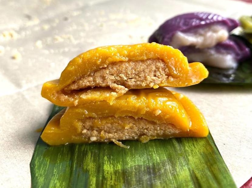 22-Year-Old Sells Authentic Ang Ku Kueh & Muah Chee Pounded With Wooden ...