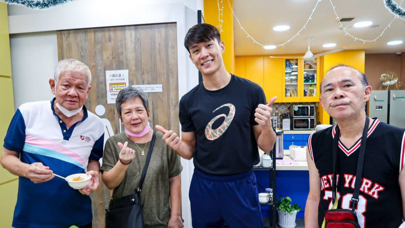 Elvin Ng, Tyler Ten & Other Mediacorp Stars Sing Karaoke & Toss Yusheng ...