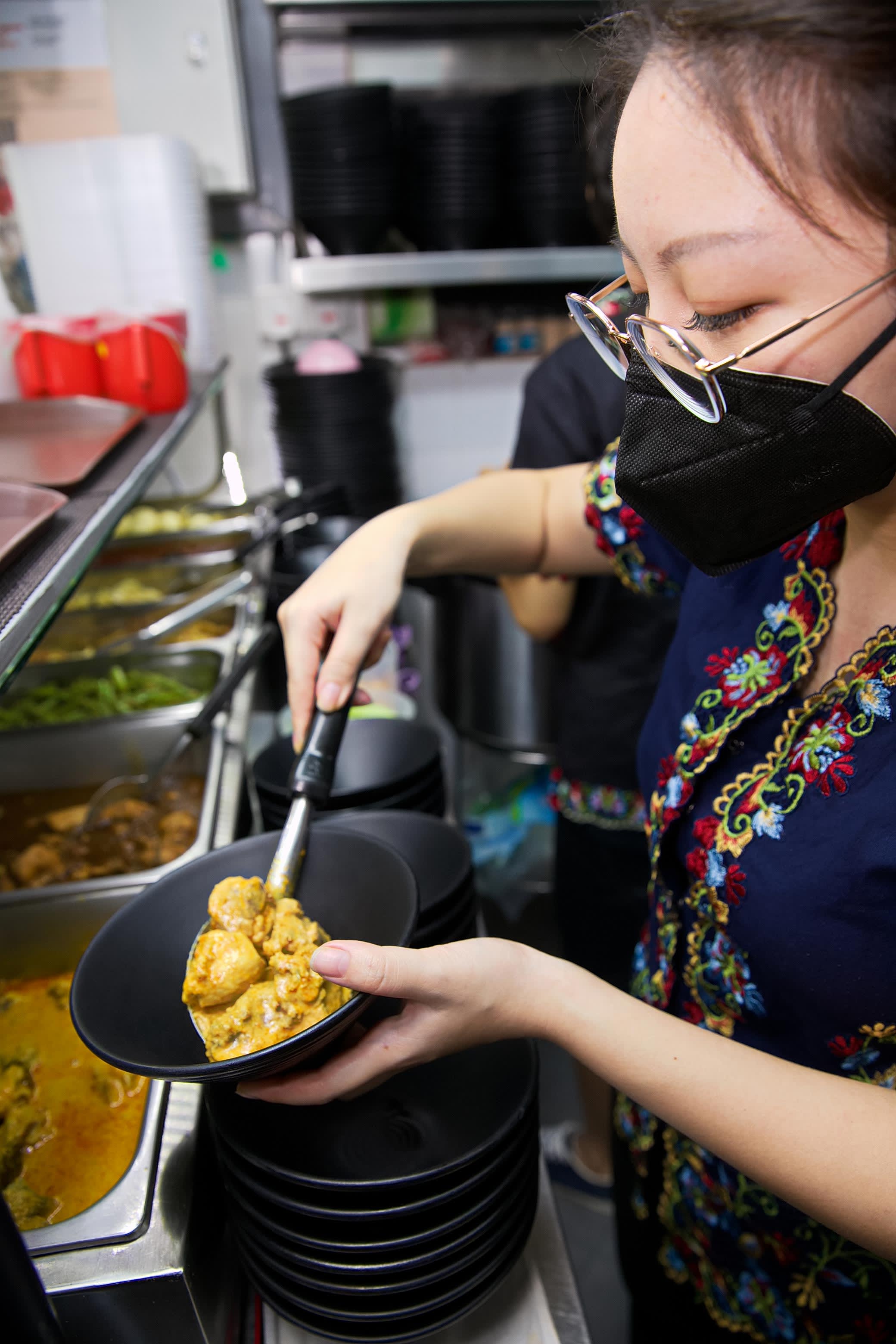 Hawker Family Wears Cute Peranakan Outfits Daily To Serve Nonya Chicken ...
