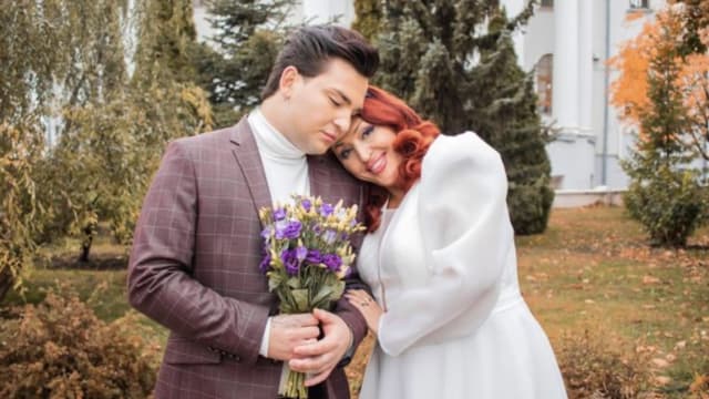 从母子变夫妻 俄罗斯妈妈嫁22岁养子 - 8world