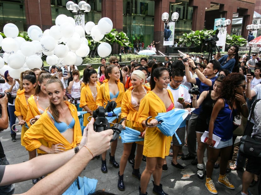 Gallery: ‘Flash’ mob stops traffic in Orchard Rd - TODAY