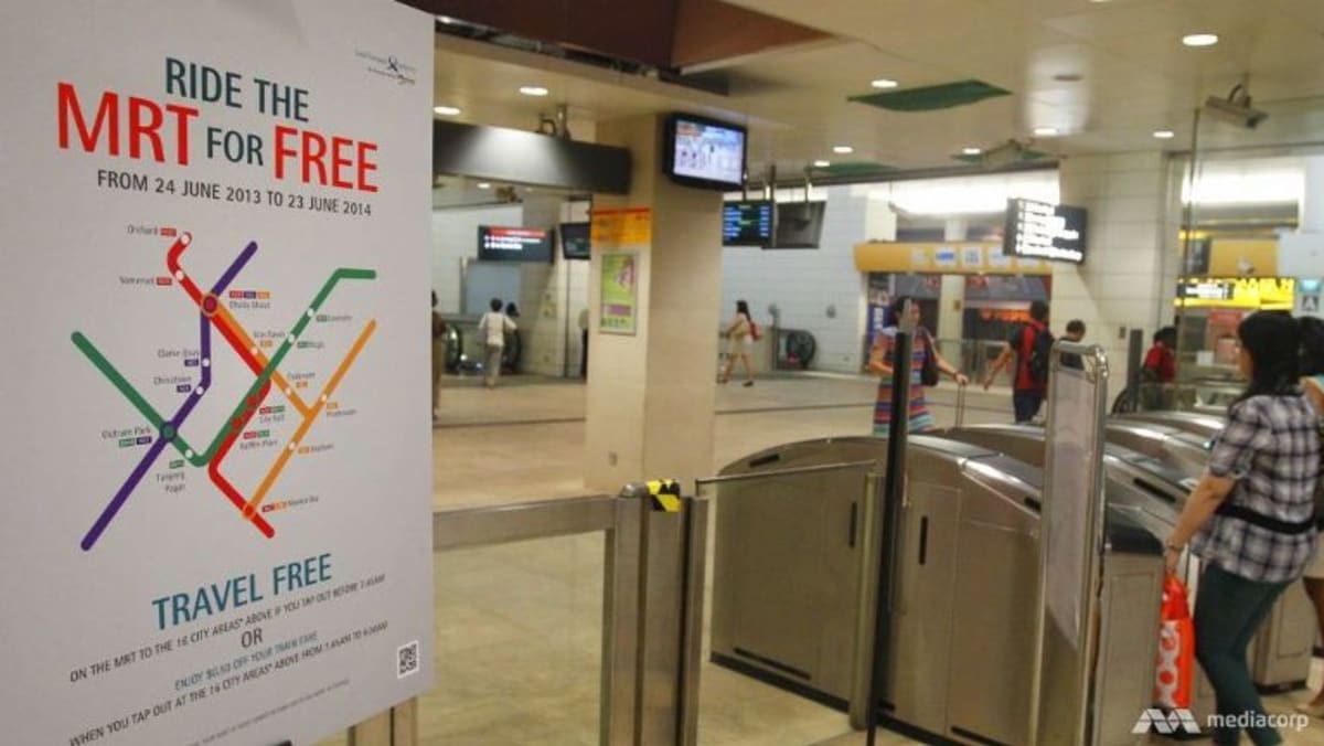 Perjalanan percuma MRT luar waktu sibuk akan dilanjutkan hingga Jun 2017 - BERITA Mediacorp