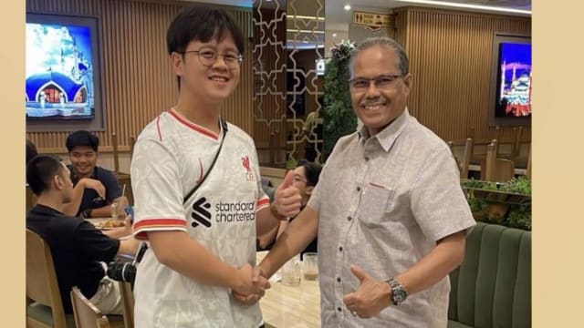 马国退休警员如愿 见到19年前救的男童 - 8world