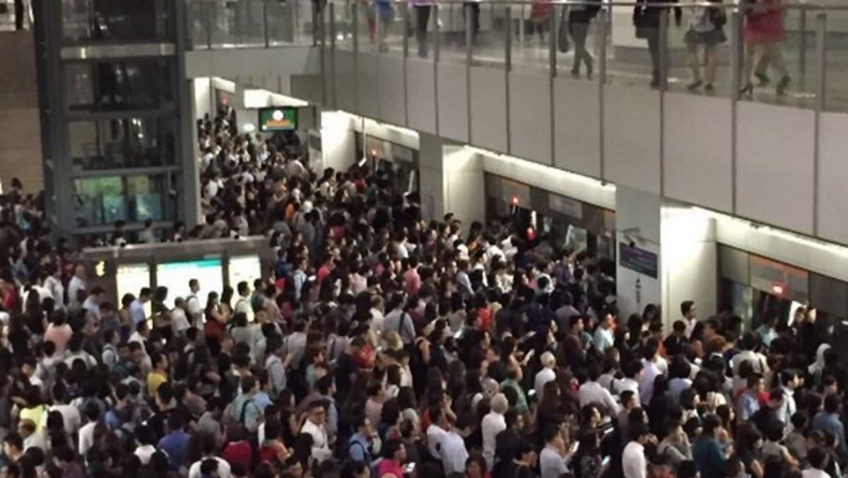 Packed stations on Circle Line after rush hour disruption - TODAY