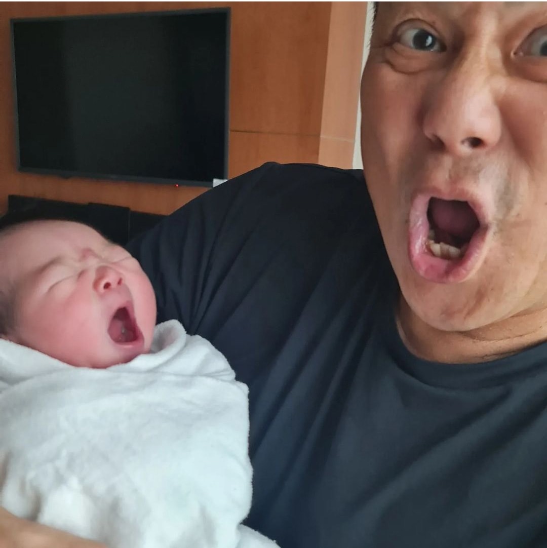 Jack Neo Thrilled At Arrival Of 3rd Grandson, Spams Facebook With Pics Of The Newborn - 8days