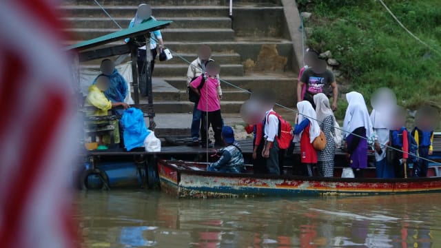 马国发现非法渡头 每天有500学生从泰国偷渡上学 - 8world