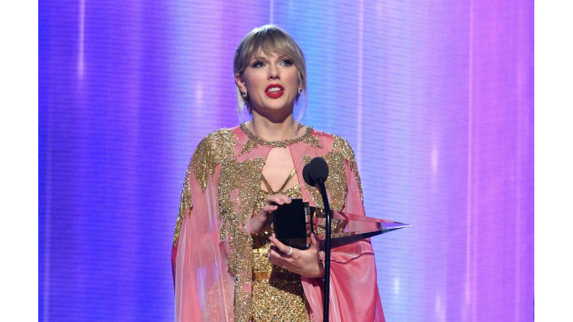 Taylor Swift leads AMA winners - 8days