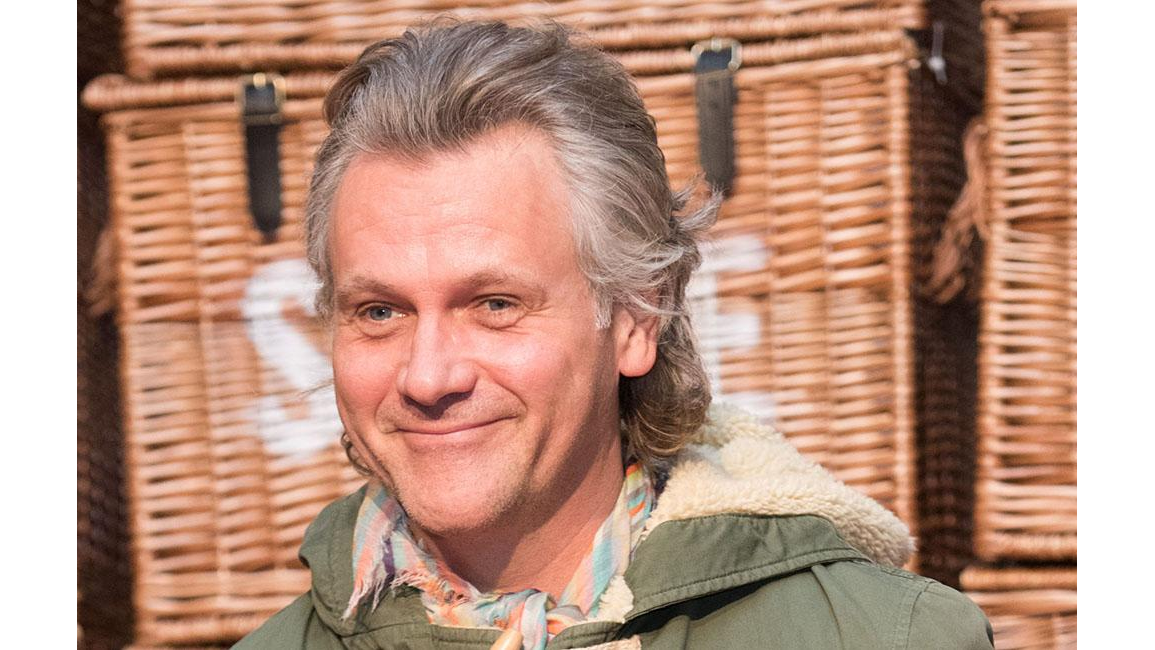 Guy Chambers and Robbie Williams get into the Christmas spirit - 8days