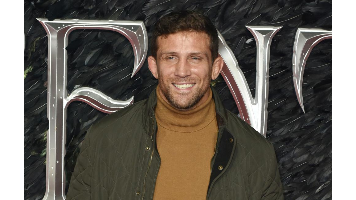 Alex Reid starring in adult panto as Daisy the Cow - 8days