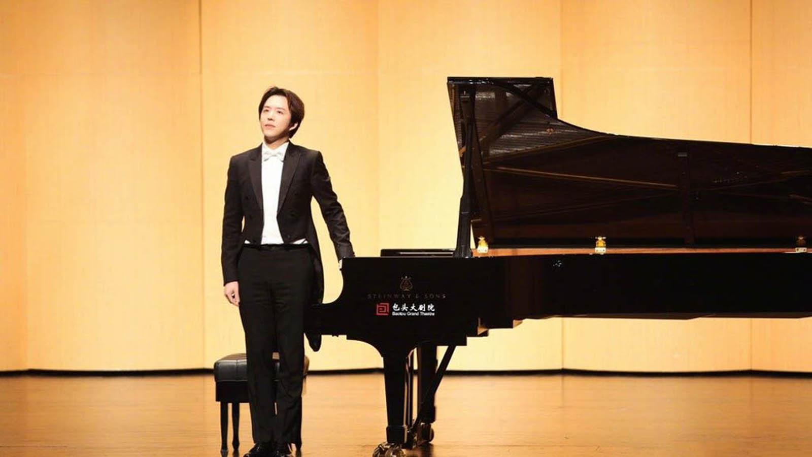 “Prince of Piano” Li Yundi criticised for urinating in public - 8days