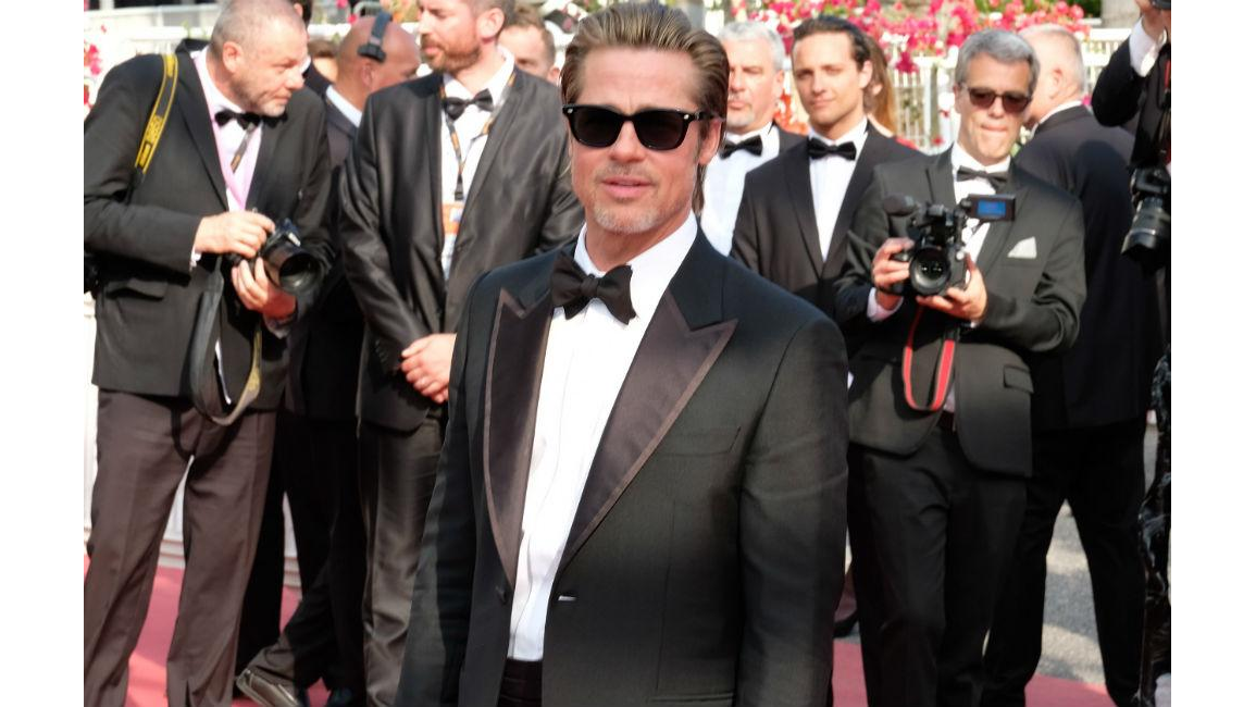 Brad Pitt jokes about Leonardo DiCaprio restraining order - 8days