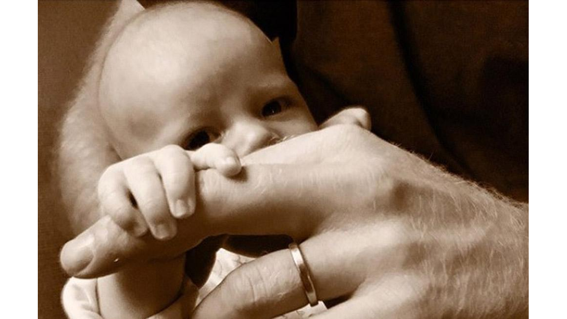 Duke and Duchess of Sussex reveal Archie's face in sweet Father's Day ...