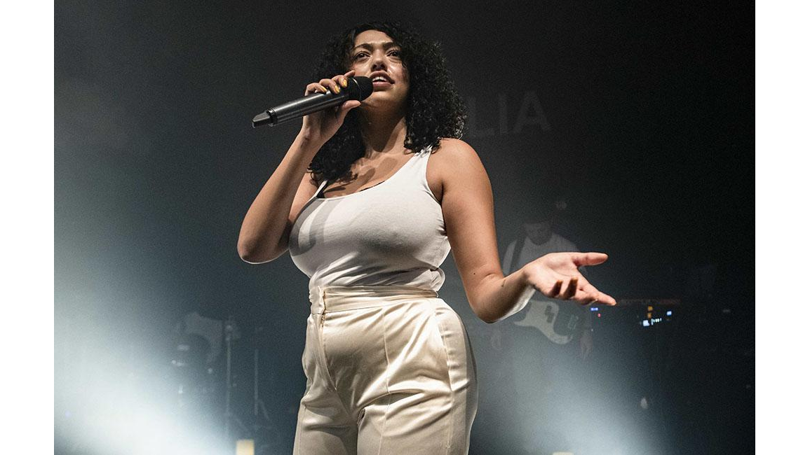 Mahalia gets emotional over London show - 8days
