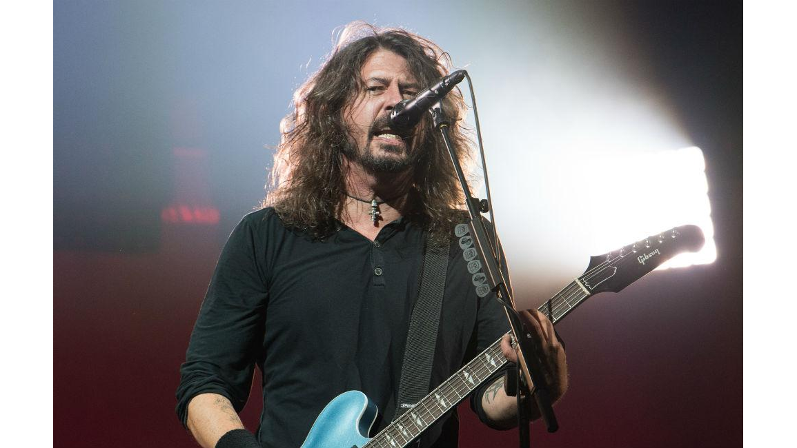 Dave Grohl undergoes arm surgery - 8days