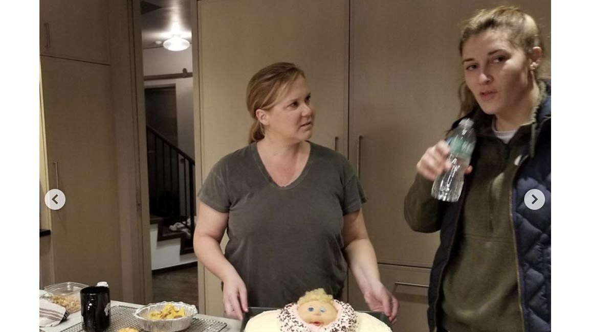 Amy Schumer's horrifyingly graphic baby shower cake - 8days