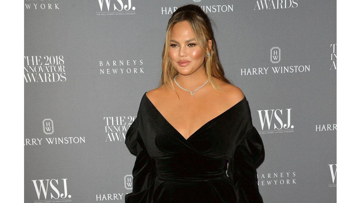 Chrissy Teigen learning to accept her body - 8days