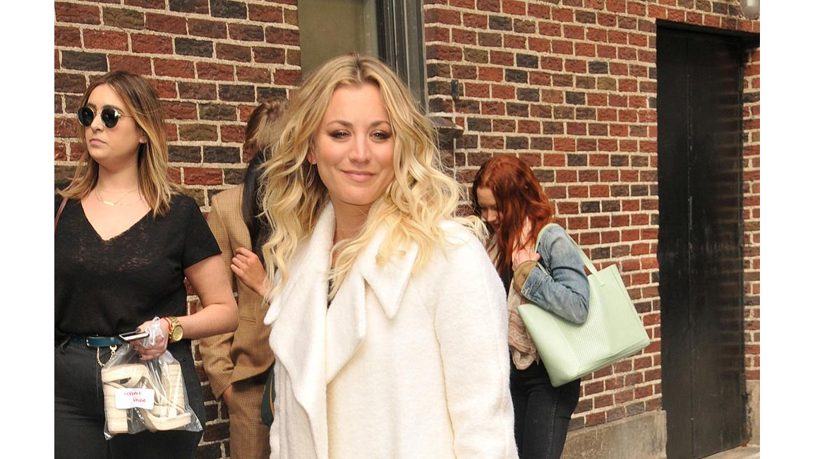 Kaley Cuoco rescues baby seal - 8days