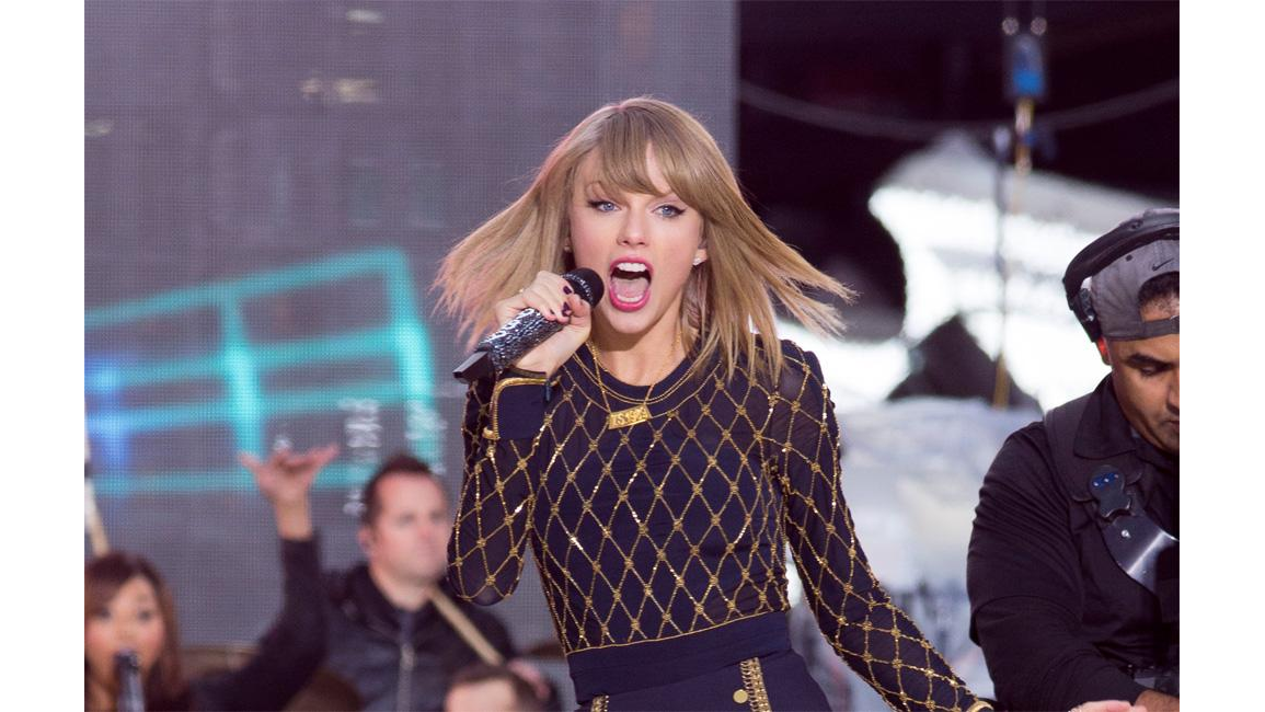 Taylor Swift signs with Universal Music Group - 8days