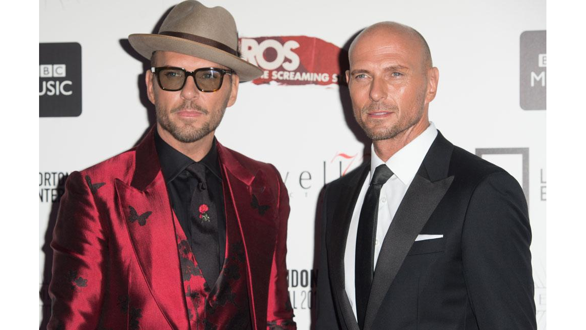 Bros twins urge Gallagher brothers to reform Oasis - 8days