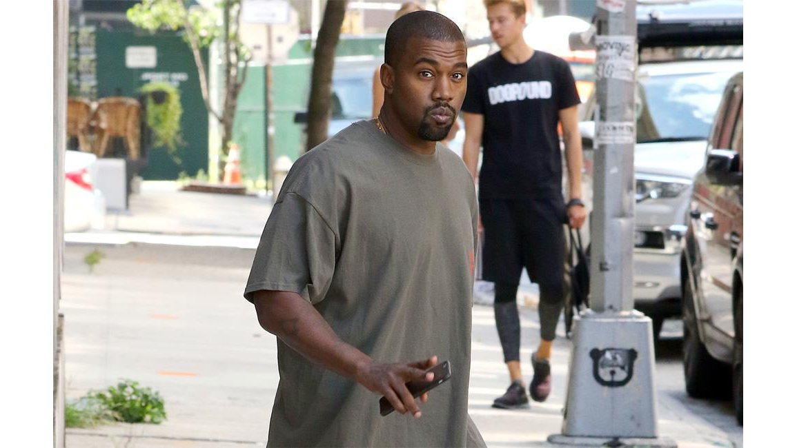 Kanye West changes his name - 8days