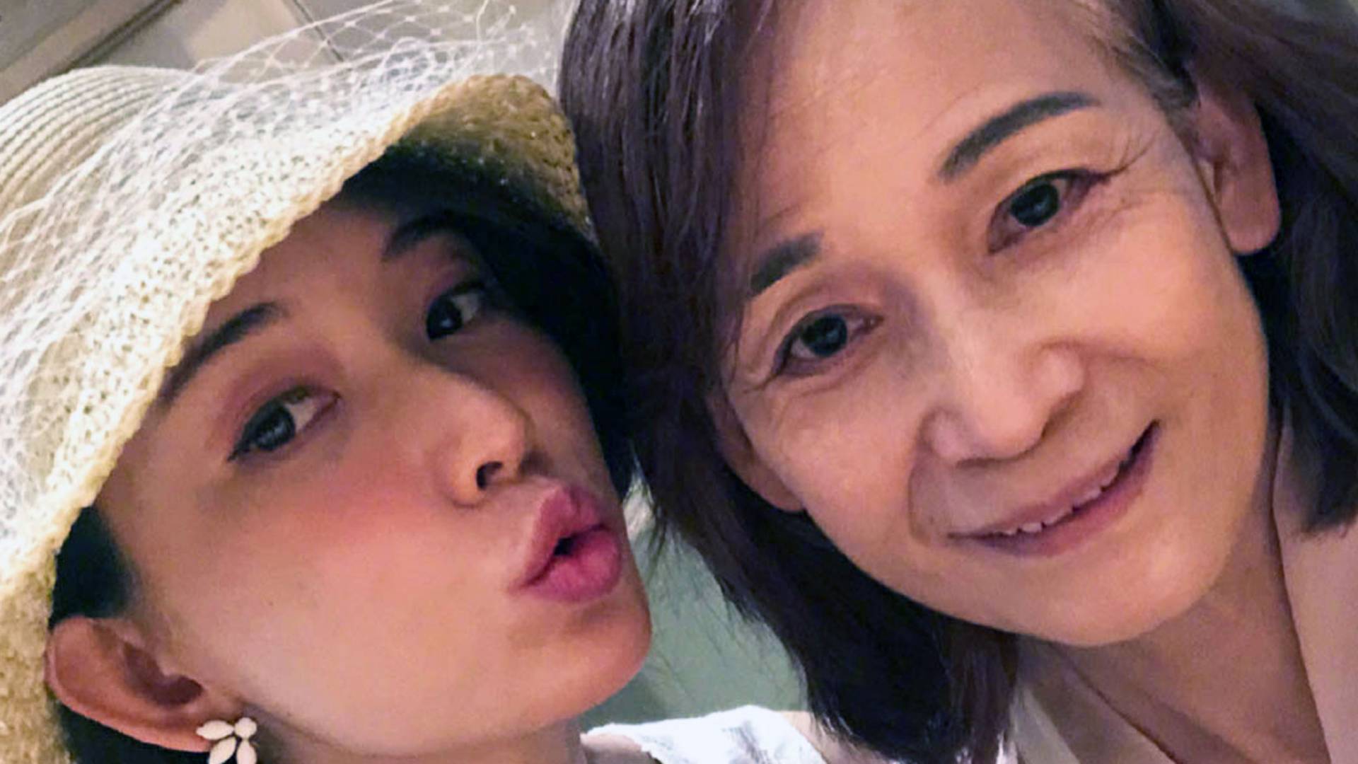 Lin Chi-ling celebrates Mid-Autumn Festival with her family - 8days