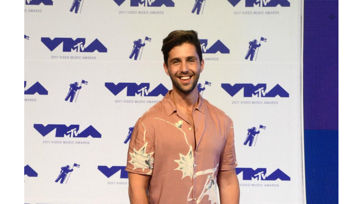 Josh Peck to be dad for first time - 8days